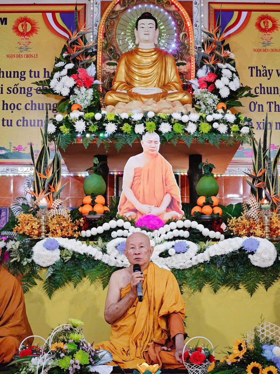 Bình Thuận: Giáo đoàn VI PGKS trang nghiêm đêm hoa đăng tưởng niệm cố Hòa thượng Minh Nhơn